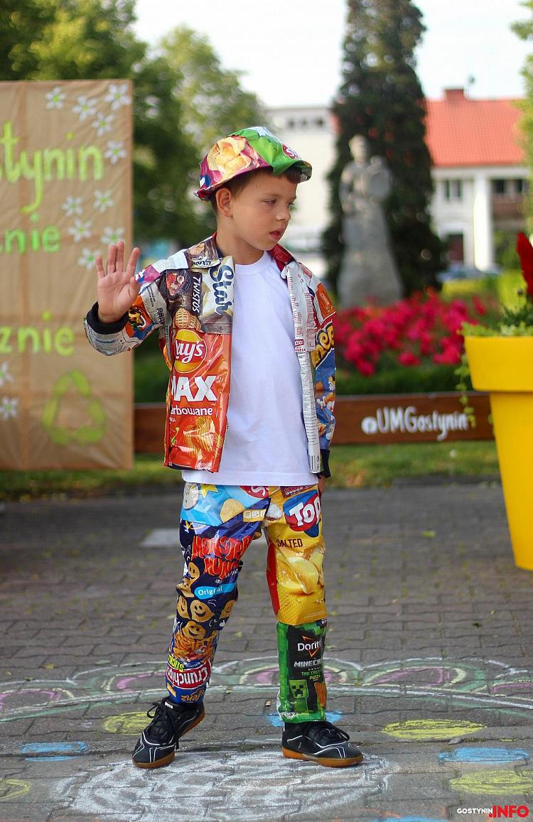 Kolorowy pokaz mody z recyklingu na gostynińskim Rynku [ZDJĘCIA]